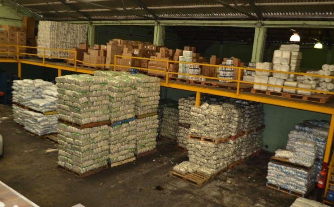 Incautan 135 toneladas de alimentos en galpón vinculado con redes de ...