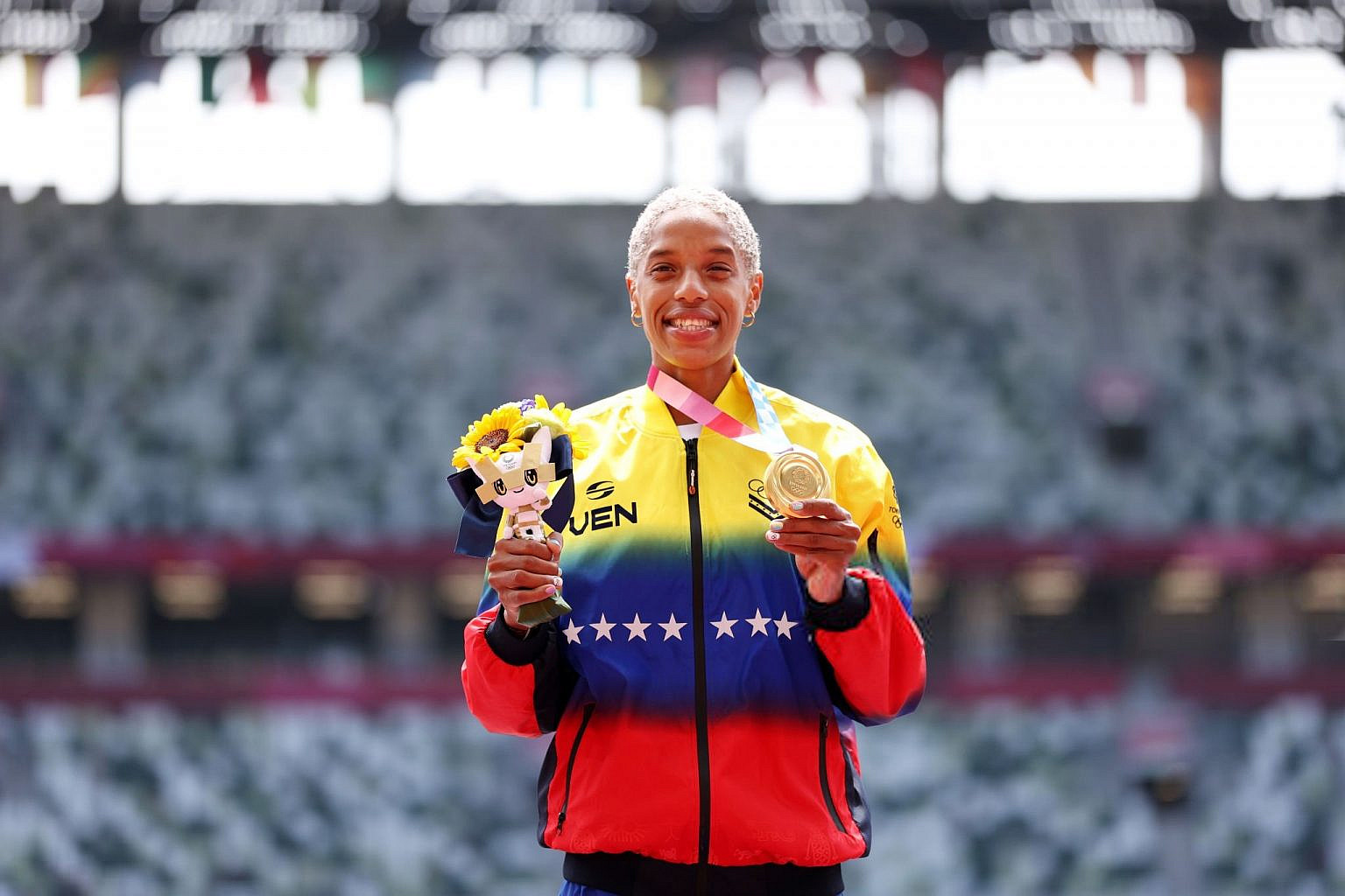 EN VIDEO: ¡Así recibió Yulimar Rojas el oro en la ceremonia de ...