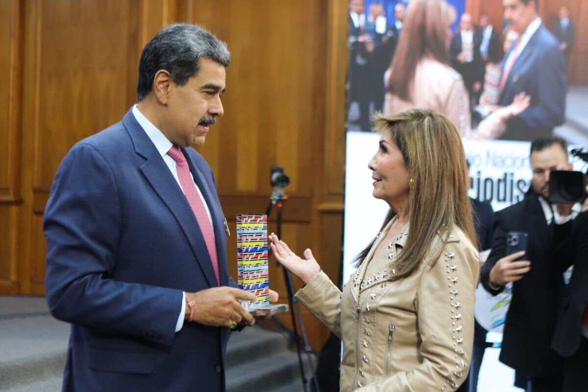 Jefe de Estado entregó Premio Nacional de Periodismo Simón Bolívar 2025 ...